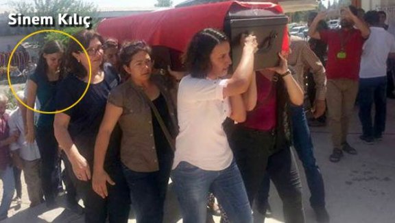Sinem Kılıç Annesinin Naaşını Taşıdı - İstanbul Times - Anında Haberin ...